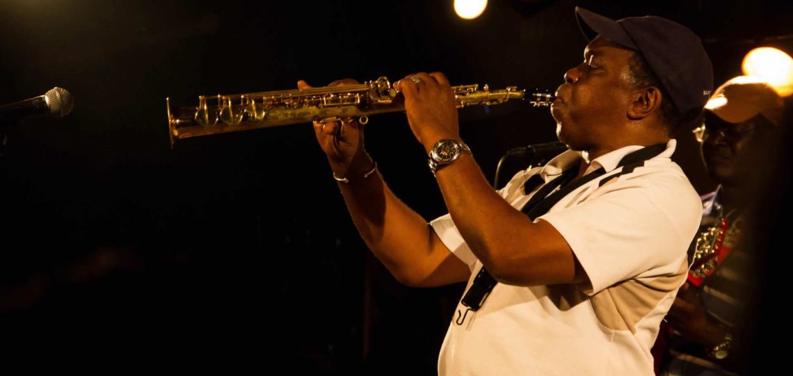 Maître Barry : découvrez comment il est tombé amoureux de saxophone ...